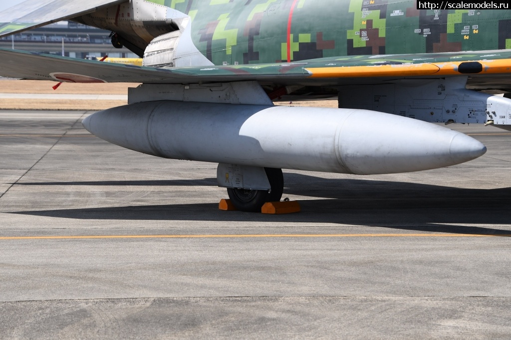 Просмотр картинки : 1692946774_2560px-JASDF_F-4EJ87-8409_drop_tank_at ...